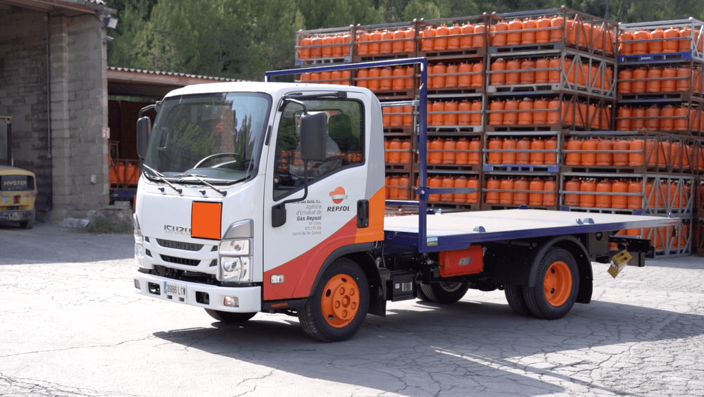 L’entrega de flotes a Adrià Gas Butà - Isuzu Girona | Concessionari ...